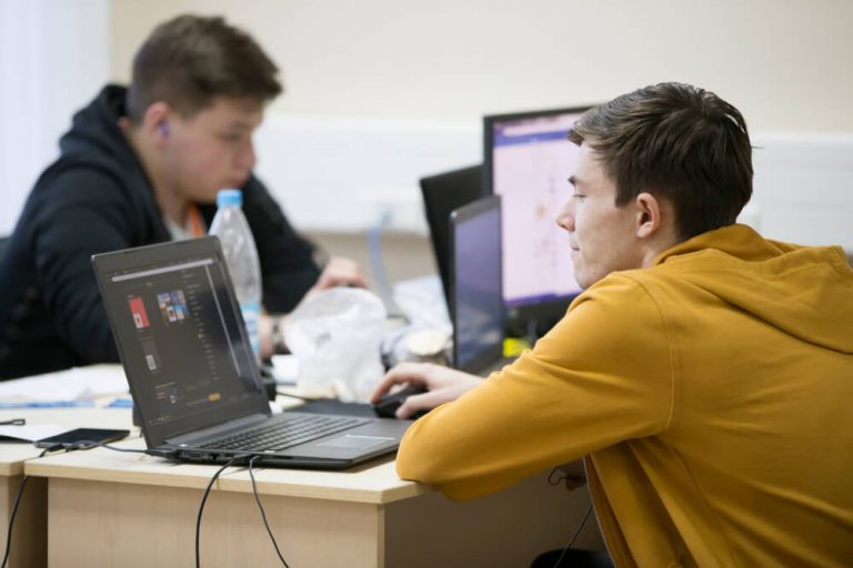 Hackathon: o que é, vantagens, desafios e como promover - Blog FIA