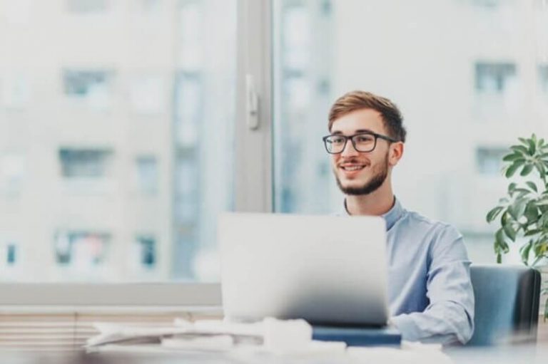 Administrador: conheça o que faz, salário e como se tornar um - FIA